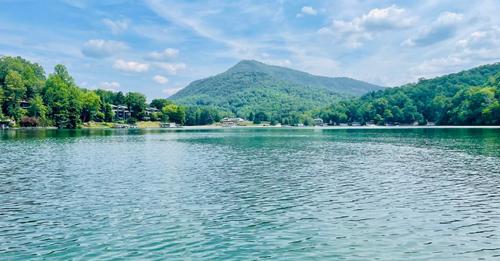 The Most Scenic Lake In North Carolina Is Perfect For A Year-Round ...